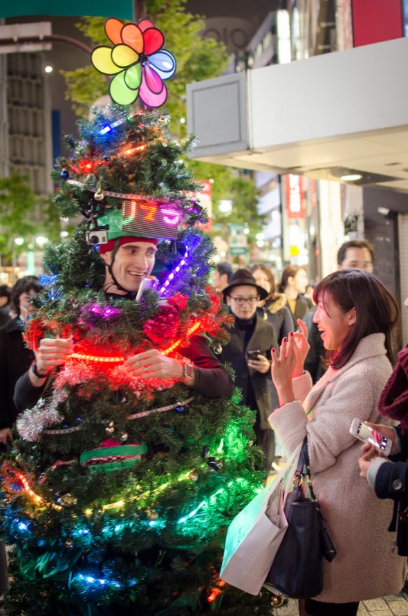 The Running Christmas Tree | Joseph Tame in Tokyo | ジョセフ・テイム